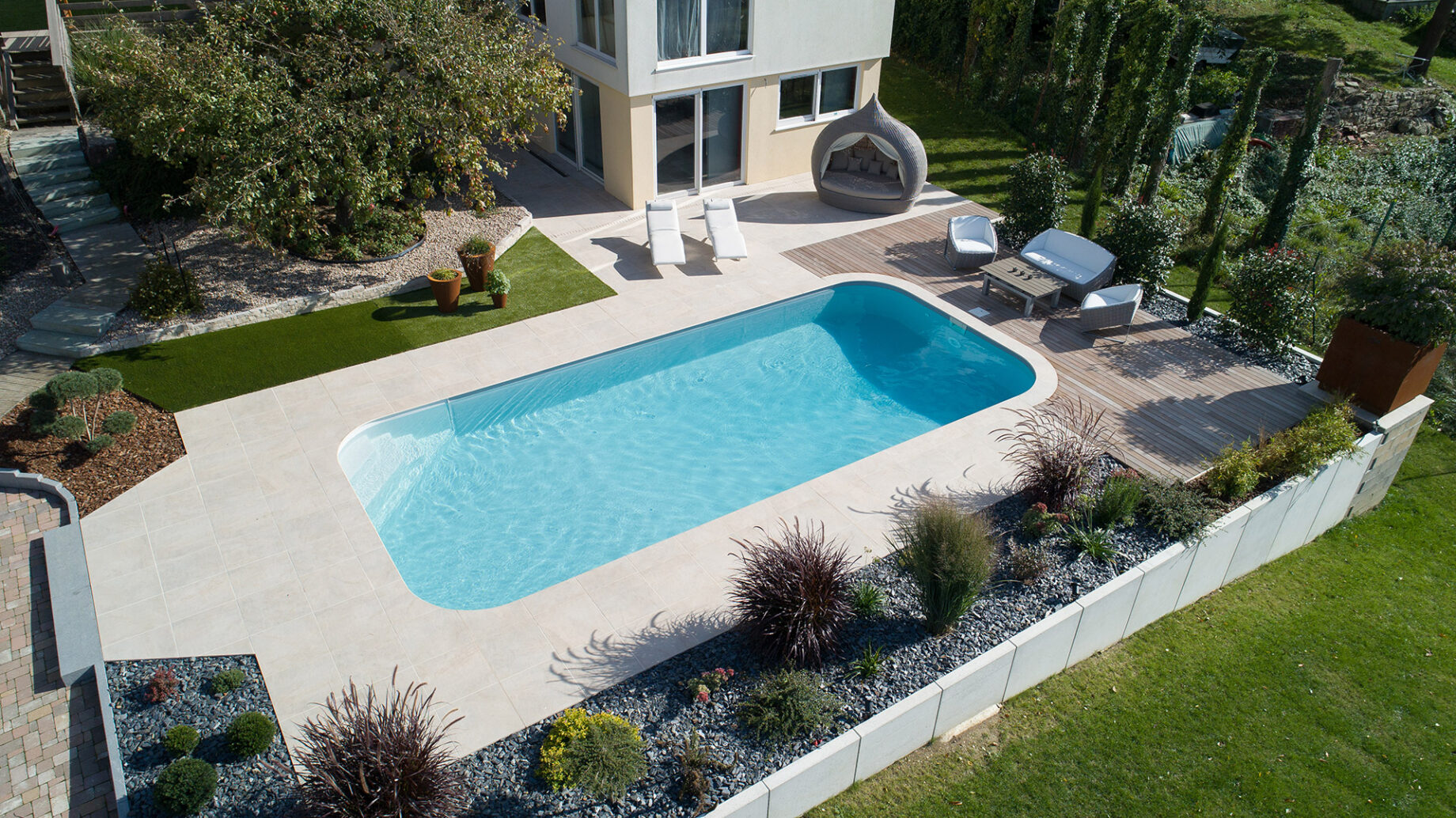 Pool layout: ideas and advice for decorating the area around your pool