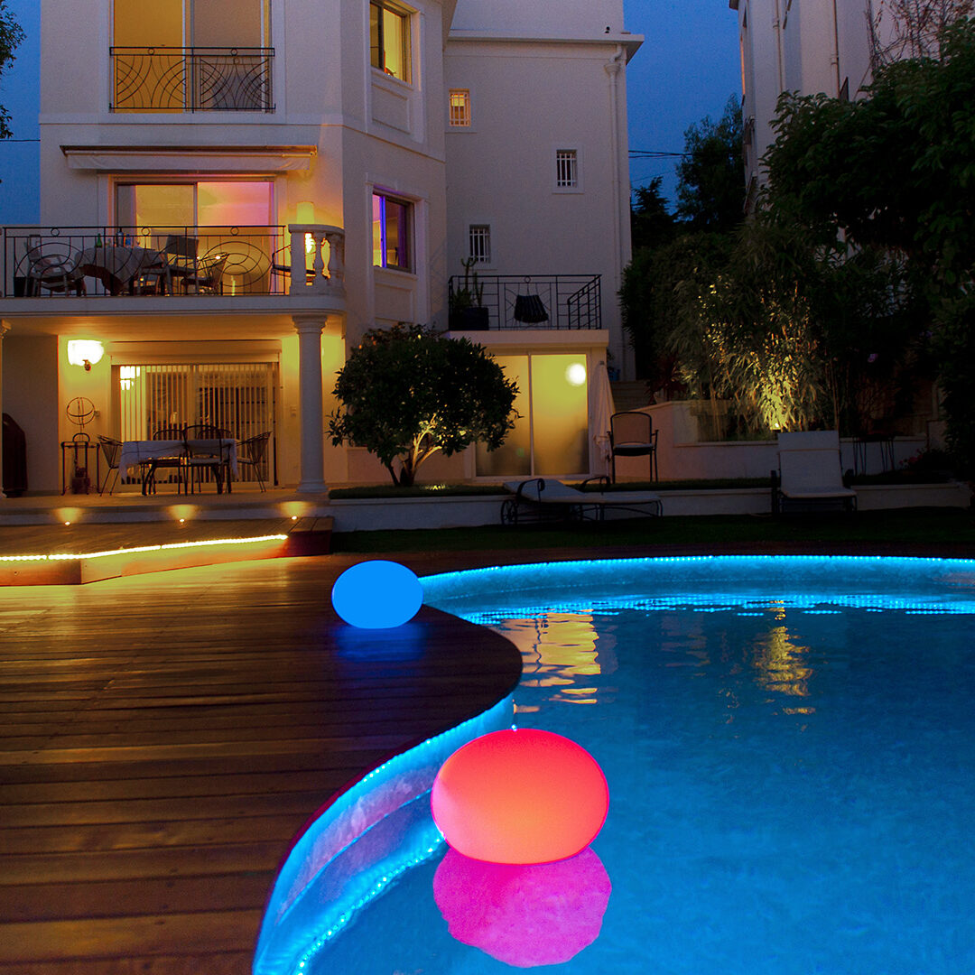 Éclairage de piscine : des projecteurs pour votre bassin | Piscines ...